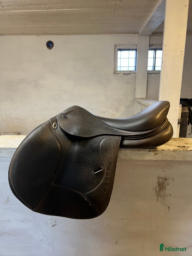 Ikonic hoppsadel 17” till salu i Lima | Hästnet