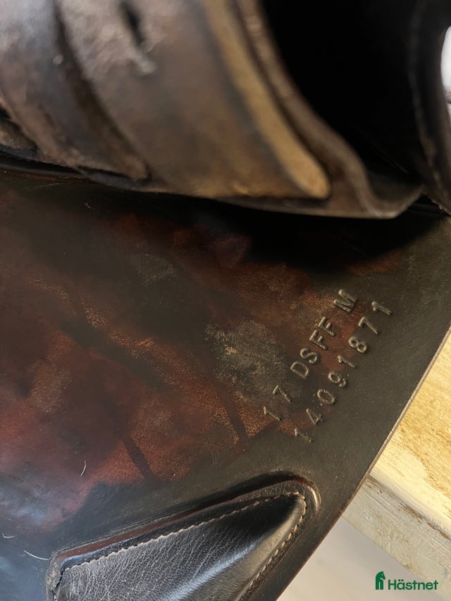 Ikonic hoppsadel 17” till salu i Lima | Hästnet