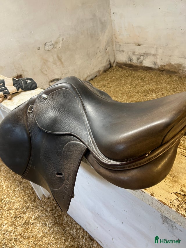 Ikonic hoppsadel 17” till salu i Lima | Hästnet